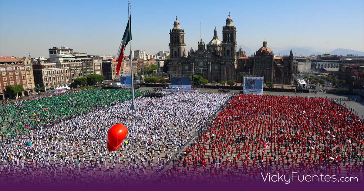 Clase Nacional de Boxeo reúne a miles en el Zócalo de CDMX